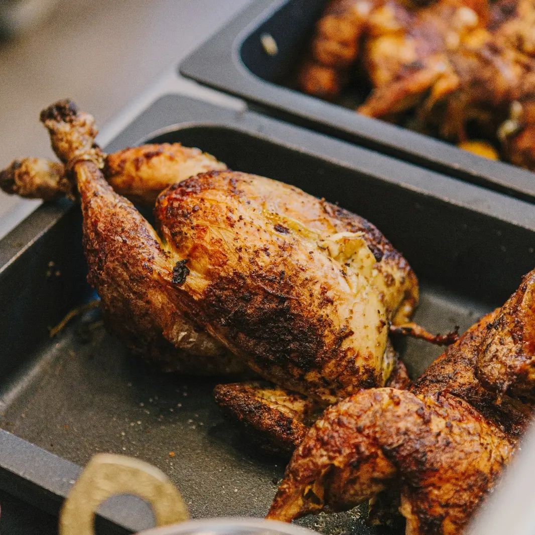 Apluma: El restaurante que fusiona lo mejor de las rosticerías de toda la vida con un giro ...